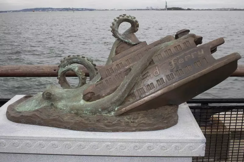 Artist Jieħu Turisti għal Ride mal-Staten Island Ferry Octopus Disaster Memorial