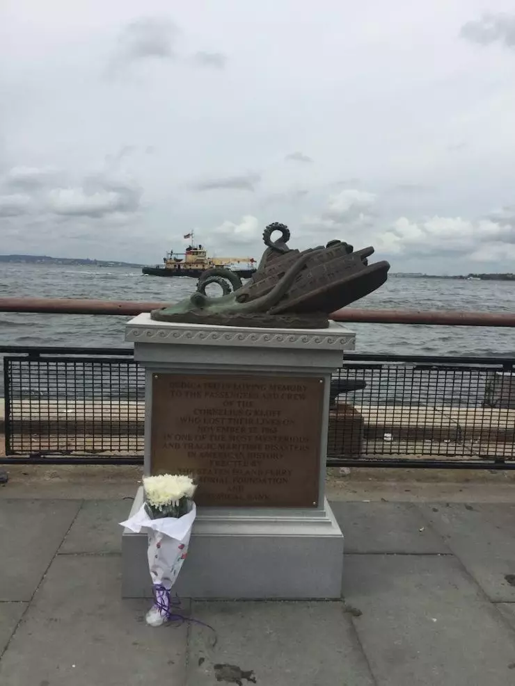 Artista lleva a los turistas a dar un paseo con el monumento conmemorativo del desastre del pulpo del ferry de Staten Island 20689_1