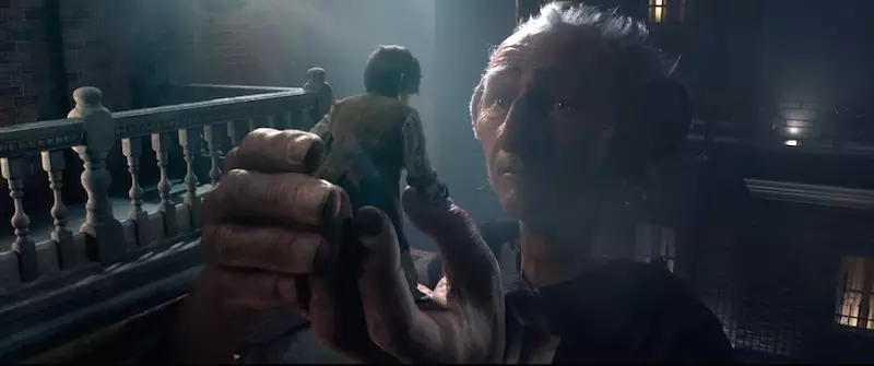 The BFG Hears Your Lonely Heart ในตัวอย่างแรกของภาพยนตร์