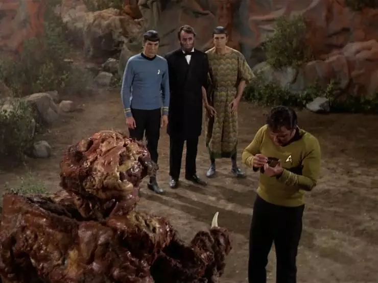 Star Trek oriģinālā seriāla atkārtota skatīšanās: “The Savage Curtain” 20986_10