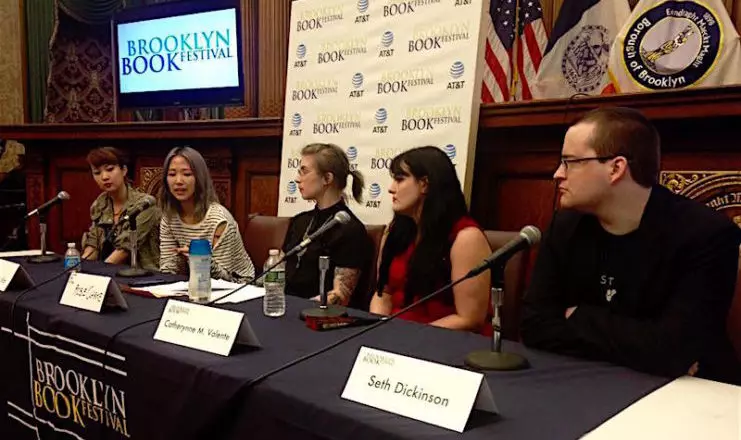 Alyssa Wong, Alice Sola Kim, Cat Valente, û Seth Dickinson Di Fiction Zanistî de Pirrengî Nîqaş dikin