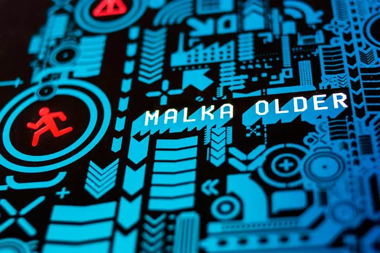 Gidu Nian Libron en Metalo, Bonvolu! Presanta Infomokratio de Malka Older