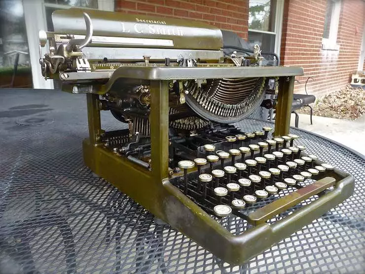 Fugees typewriter ak ekriven modèn lan 21998_1
