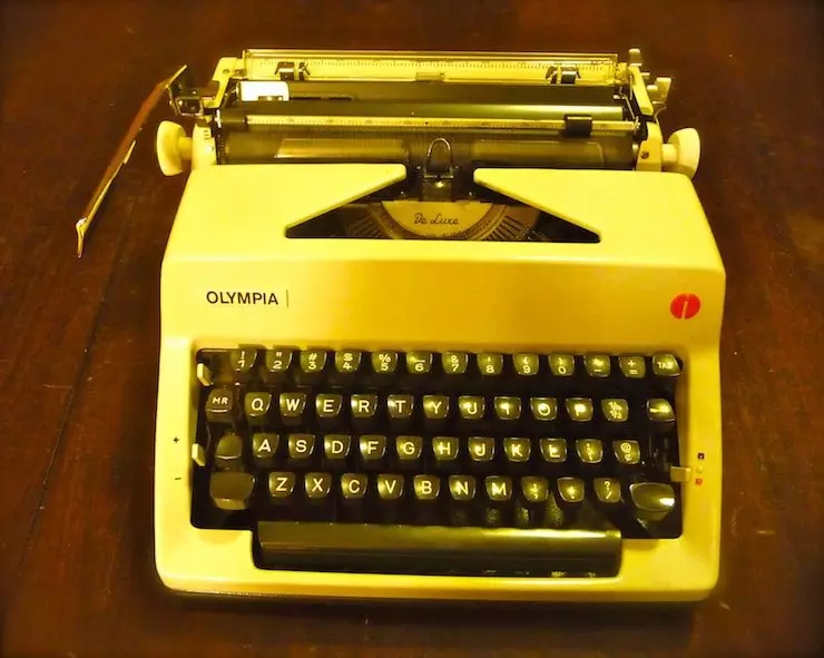 Fugees typewriter ak ekriven modèn lan 21998_2