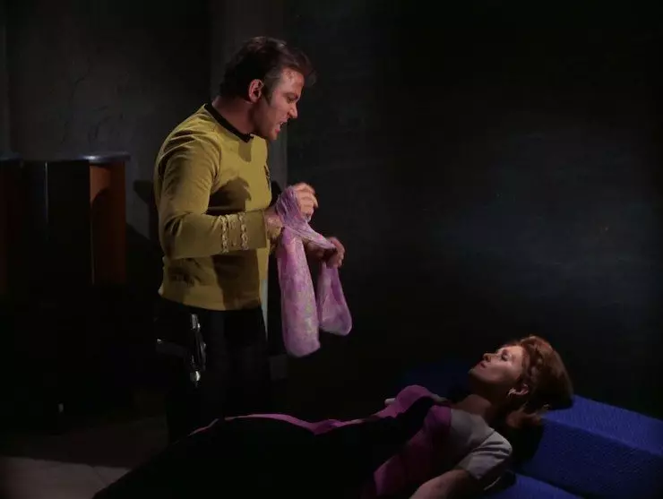 Star Trek Athfhéachaint ar an tSraith Bhunaidh: “Intruder Turnabout” 22166_1