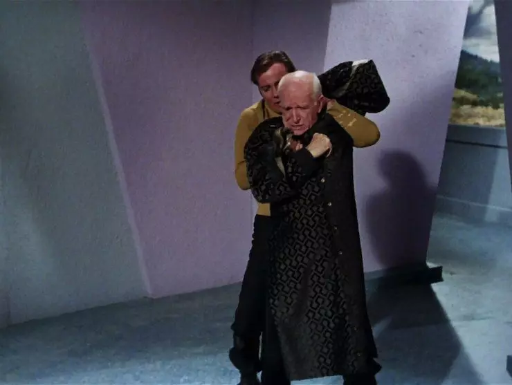 Star Trek The Original Series Rewatch: “Ein Holl Ddoe” 22959_12