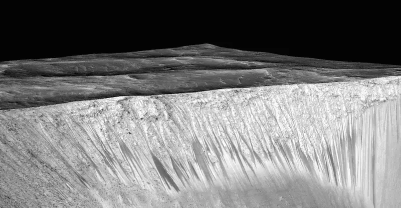 NASA encontra evidências de fluxo de água no atual Marte