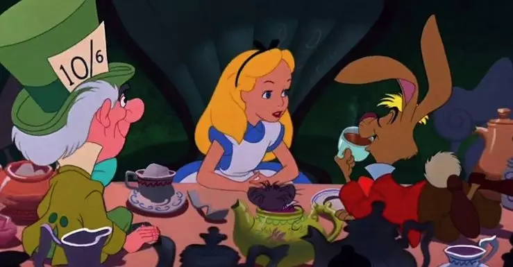 En intriguéierende Feeler: Disney's Alice in Wonderland