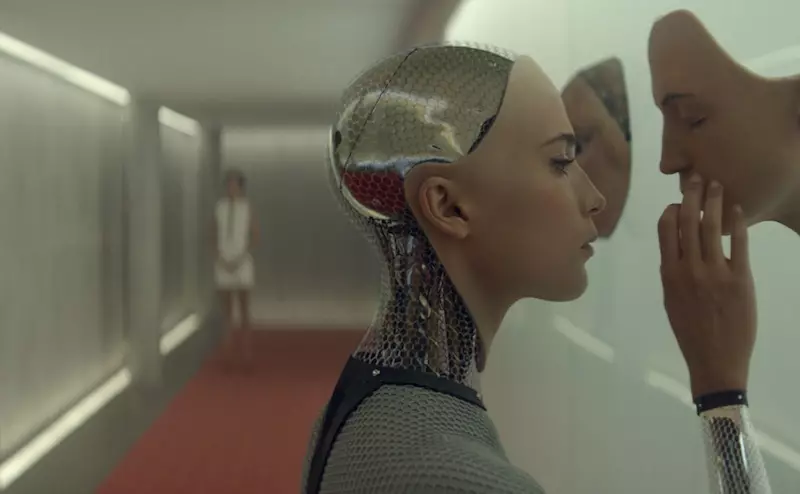 Фалшивият е лъжа в Ex Machina