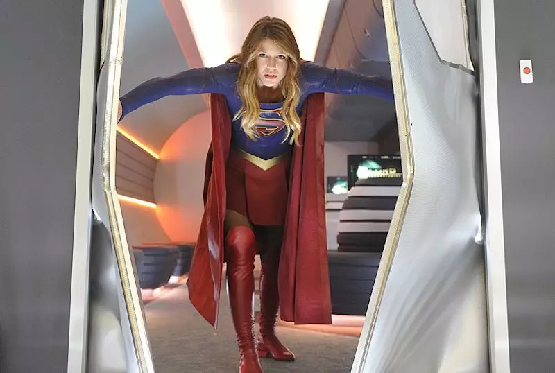 Supergirl vecht in de Friendzone en probeert alles te hebben