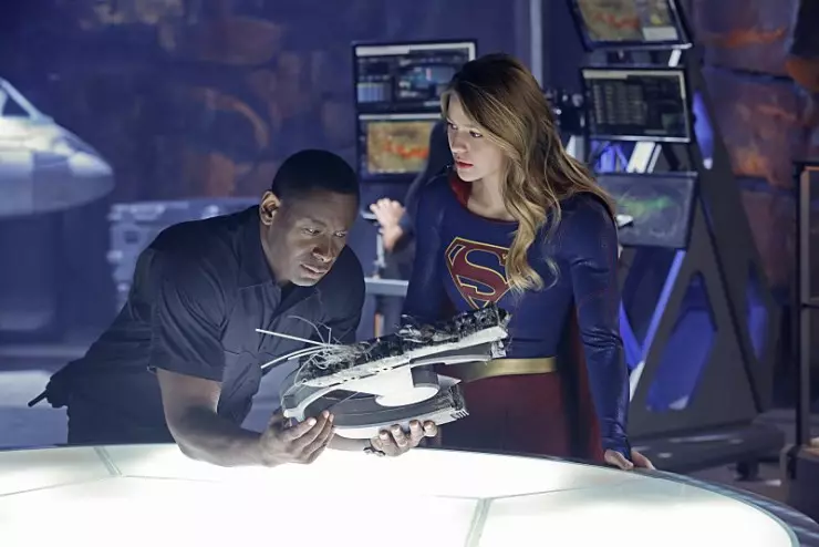 Supergirl Friendzone-д тулалдаж, бүгдийг нь эзэмшихийг хичээдэг 23784_1