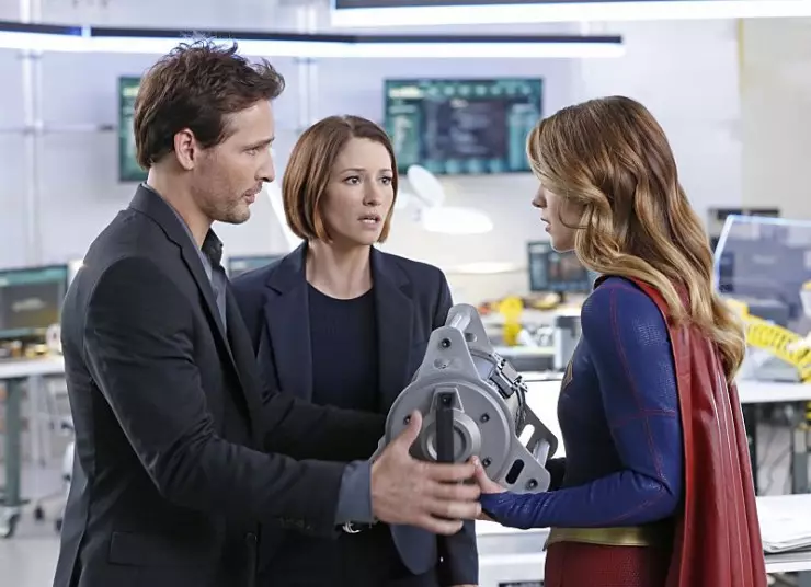 Supergirl se bori protiv Friendzone i pokušava imati sve 23784_4