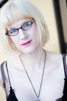 Helpema Skriba Konsilo de Charlie Jane Anders por NaNoWriMo, kaj Pli tie!