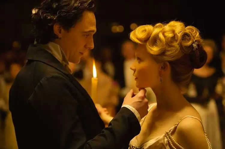 Crimson Peak erromantze gotikoko subertsio eder ikaragarri bat da