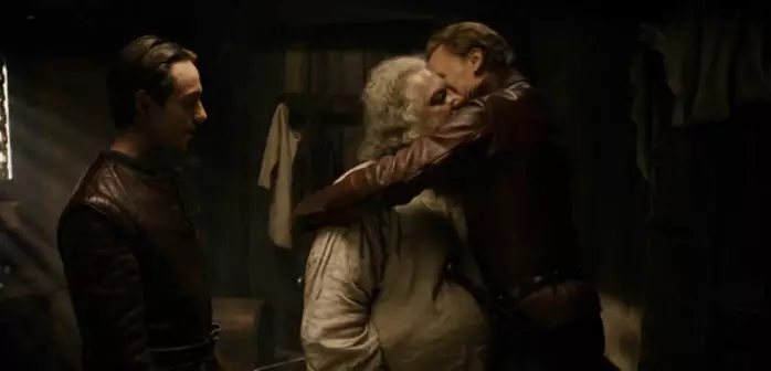 Hal obejmuje Falstaffa w tym, co może łatwo stać się momentem pocałunku Judasza, w zależności od tego, co zrobią reżyser i aktorzy.