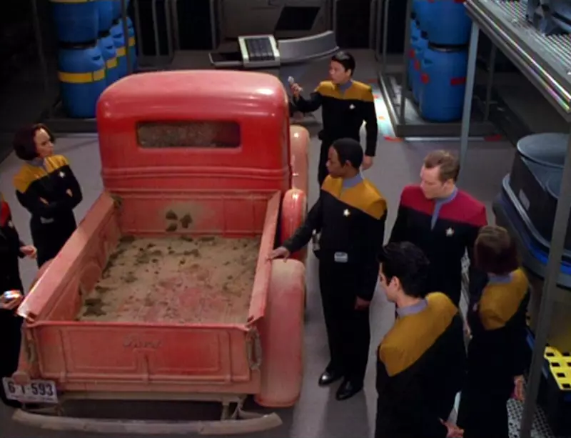 Star Trek: Voyager Rewatch: «37-лер» 2949_2