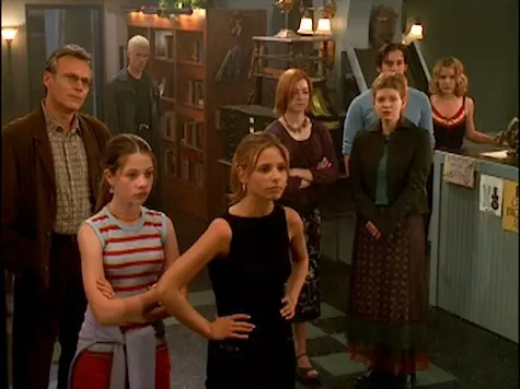 Buffy the Vampire Slayer Rewatch: Scoobies vs Maclays 29509_10