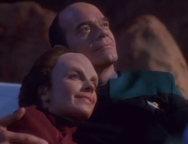 Star Trek: Voyager Rewatch: "Mga Senyales sa Kinabuhi"