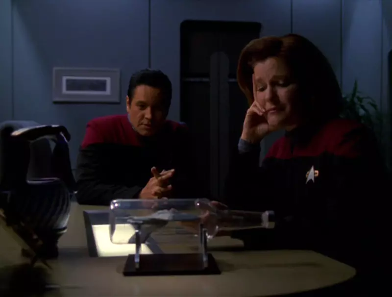 Star Trek: Voyager Rewatch: “Cairdeas a hAon” 2989_5