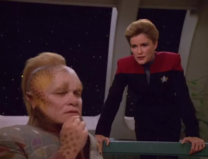 Star Trek: Voyager Rewatch: «Investigations» 2990_2
