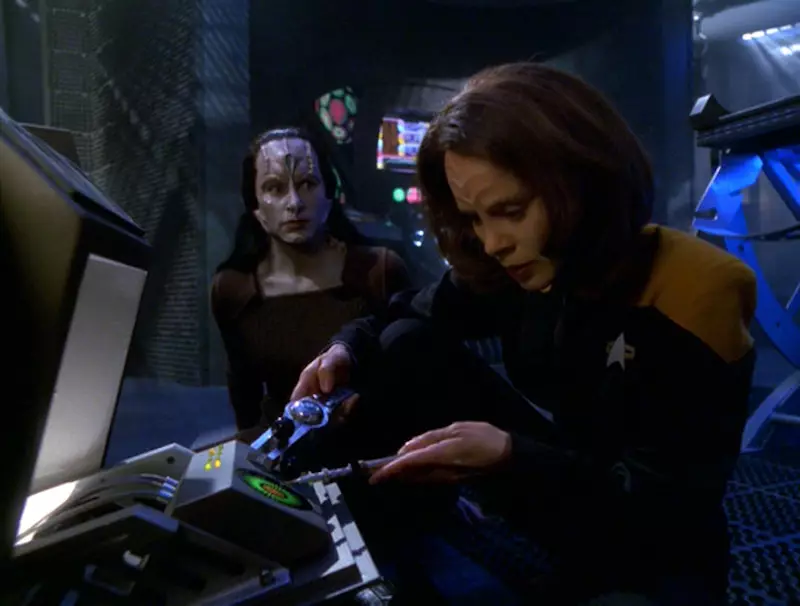 چولپان Trek: Voyager Rewatch: «گۆش ۋە قان» 3001_3