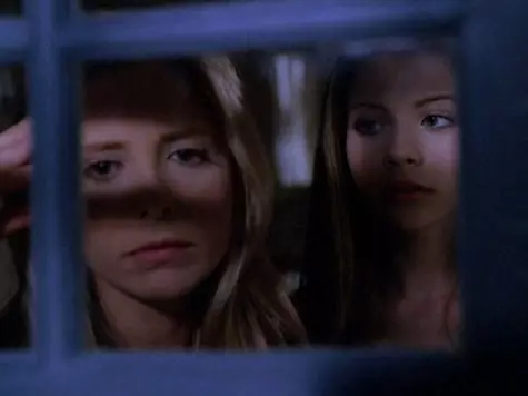 Prehliadka Buffy the Vampire Slayer: „Premenili ste bývalú ženu tejto dámy na obrovské červie monštrum? 30216_1