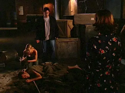 Buffy the Vampire Slayer Rewatch：“你把这位女士的前任变成了一个巨大的蠕虫怪物吗？” 30216_11