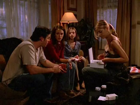 Buffy the Vampire Slayer Rewatch：“你把这位女士的前任变成了一个巨大的蠕虫怪物吗？” 30216_5