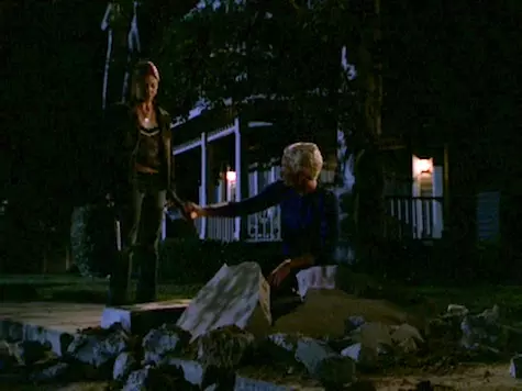 Prehliadka Buffy the Vampire Slayer: „Premenili ste bývalú ženu tejto dámy na obrovské červie monštrum? 30216_7