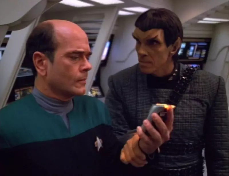 “Star Trek”: “Voyager Rewatch”: “Çüýşedäki habar” 3050_1