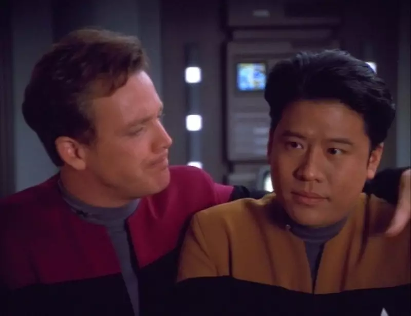 “Star Trek”: “Voyager Rewatch”: “Çüýşedäki habar” 3050_2