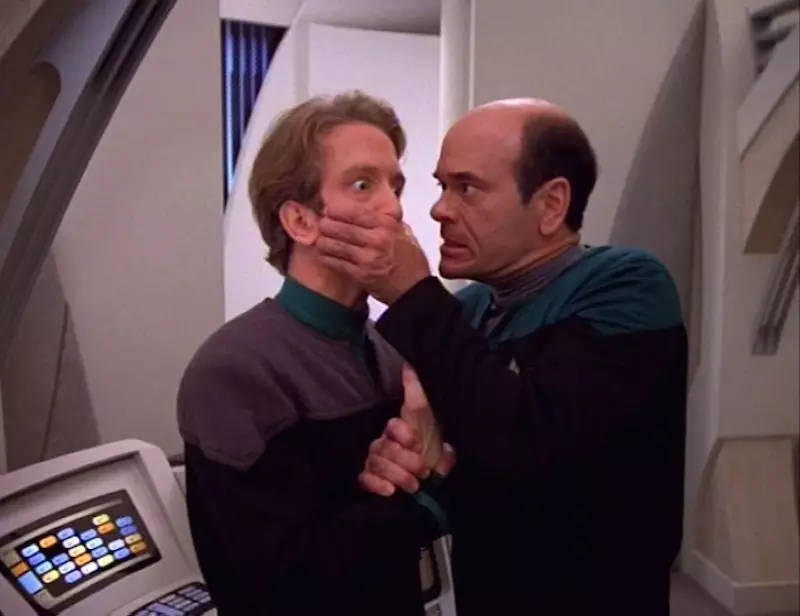 “Star Trek”: “Voyager Rewatch”: “Çüýşedäki habar” 3050_3
