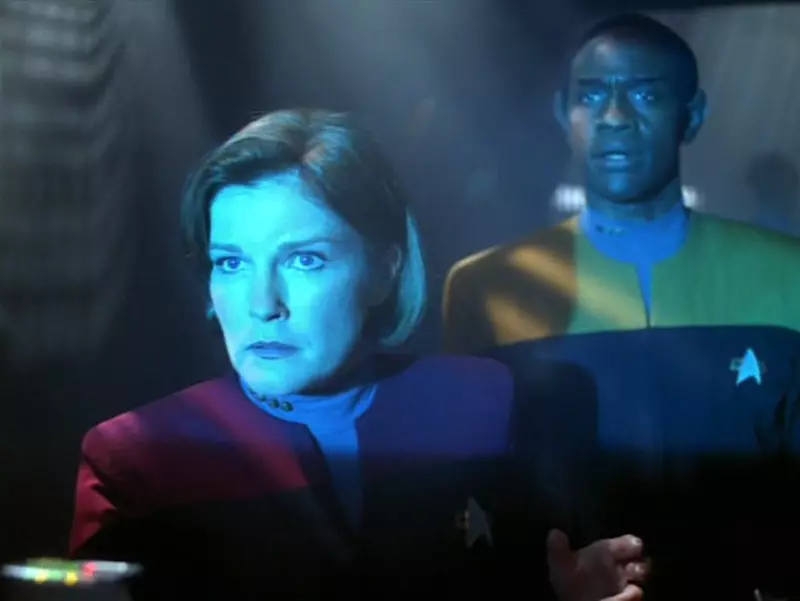 Star Trek: Voyager Rewatch: "توجيه أوميغا"