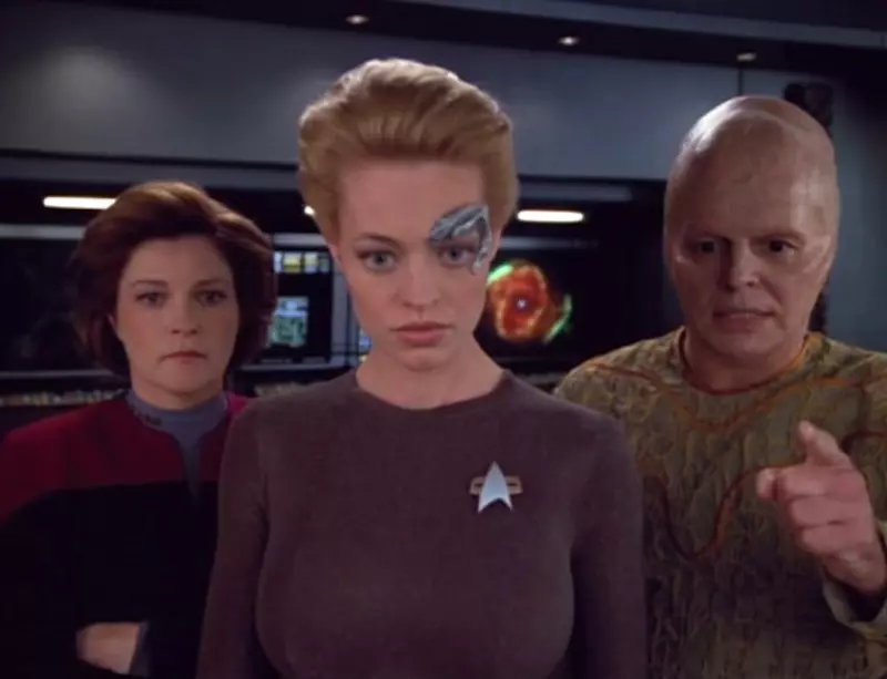 Star Trek: Бозгашти Voyager: "Умед ва тарс"