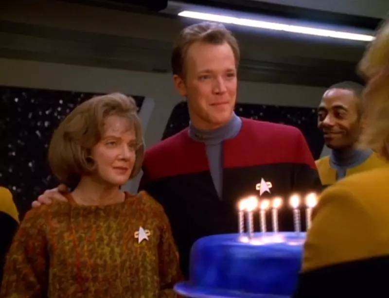Star Trek: Voyager Rewatch: "Sa wala pa ug Pagkahuman"
