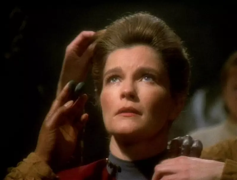 چولپان Trek: Voyager Rewatch: «مۇقەددەس يەر»