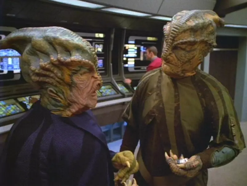 Star Trek: Voyager Rewatch: "Distant Origin"
