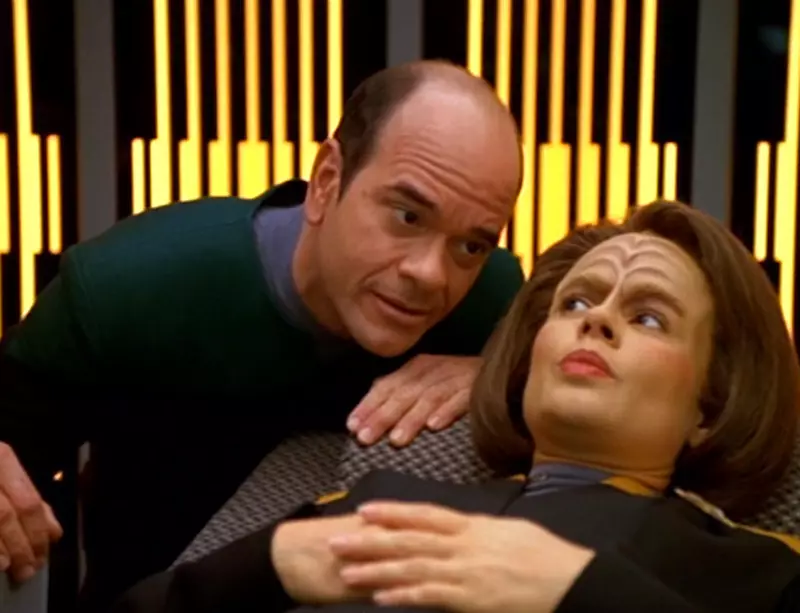 Star Trek: Voyager Yeniden İzleme: “Karanlık”
