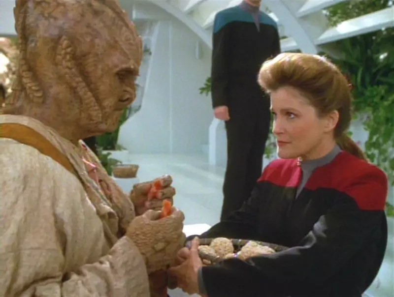 Star Trek: Voyager Yeniden İzleme: “Yerinden Edilmiş” 3189_1