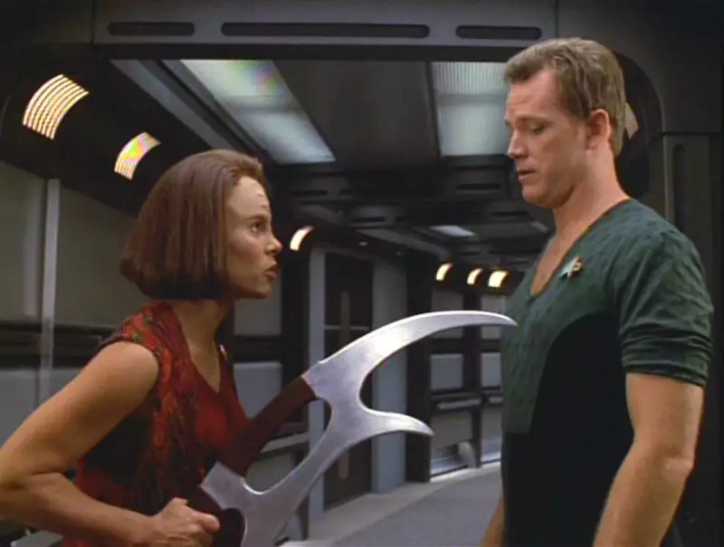 Star Trek: Voyager Yeniden İzleme: “Yerinden Edilmiş” 3189_2