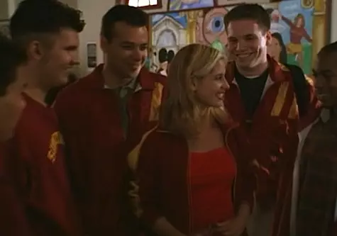 Buffy the Vampire Slayer Rewatch: Homecoming Girls on Fire 32112_3