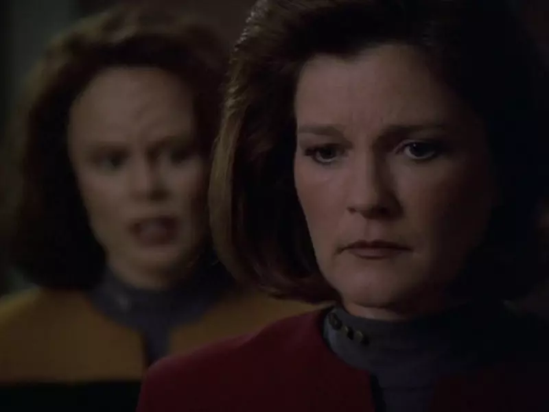 Star Trek: Voyager Rewatch: “Barke of the Dead” 3284_2