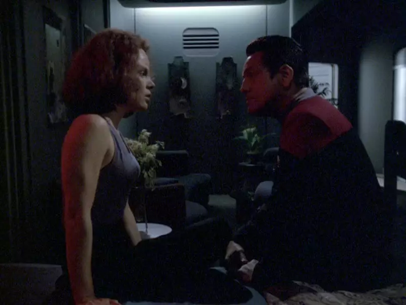 Star Trek: Voyager Rewatch: “Barke of the Dead” 3284_3