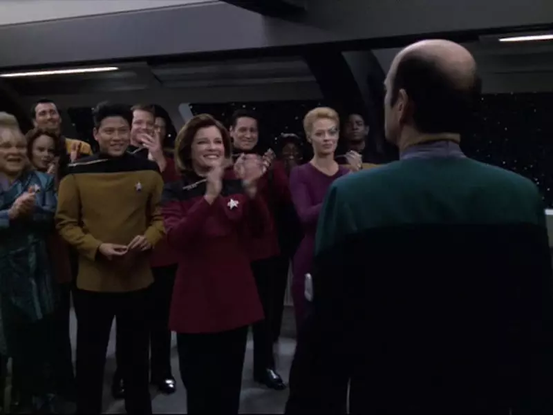 Star Trek: Voyager Rewatch: „Tinker Tenor Doctor Spy“ 3288_3