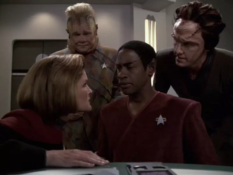 Star Trek: Voyager Yeniden İzleme: “Bilmeceler” 3296_1