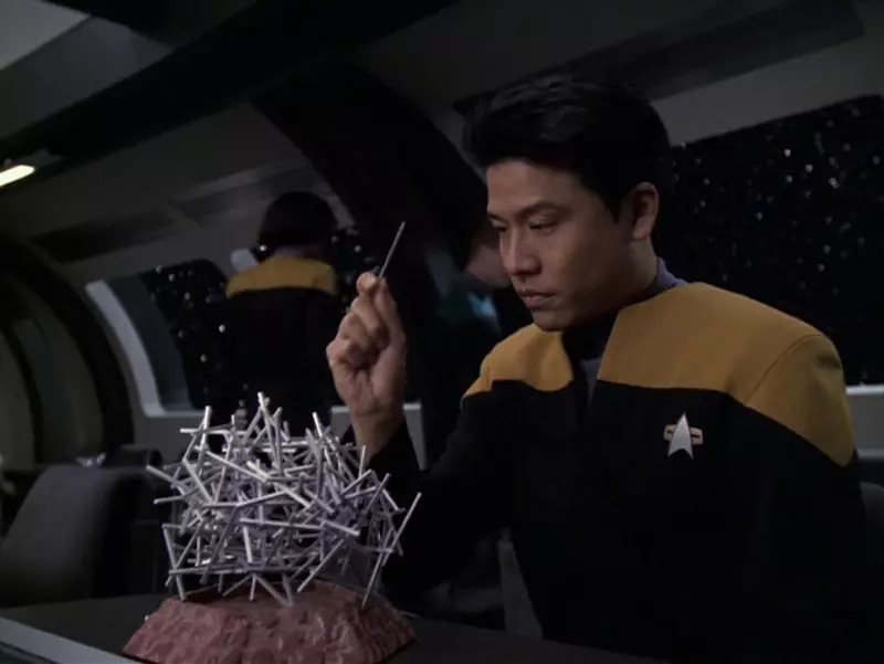 Star Trek: Voyager Yeniden İzleme: “Bilmeceler” 3296_3