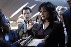 La presidenta Laura Roslin de las Doce Colonias, interpretada por Mary McDonnell en la serie reinventada BATTLESTAR GALACTICA.