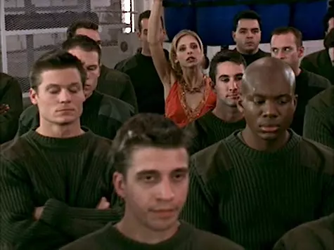 Buffy the Vampire Slayer Rewatch: Vsa zabava in igre, dokler nekdo ne izgubi nabodala za roko