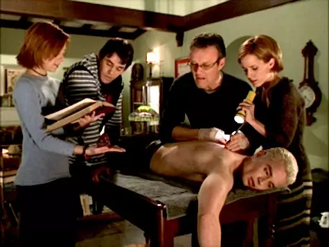 Buffy the Vampire Slayer Rewatch: Toda a diversión e xogos ata que alguén perda un pincho de brazo 34652_7