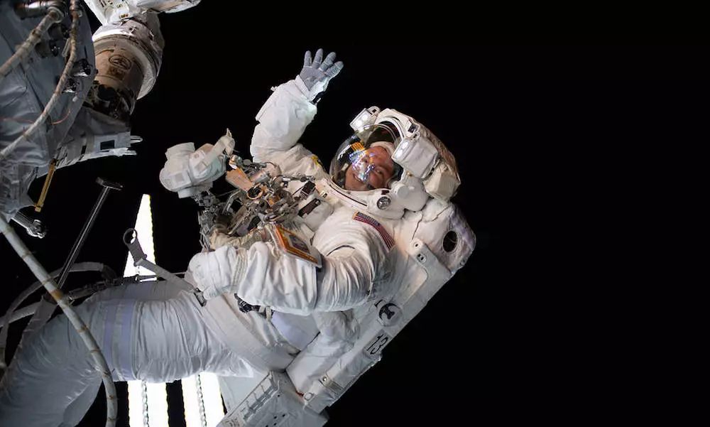 သင့်အား အာကာသယာဉ်မှူး၏ ဖိနပ်များတွင် ထည့်သွင်းပေးမည့် စိတ်ကူးယဉ်မဟုတ်သော စာအုပ် ၅ အုပ်